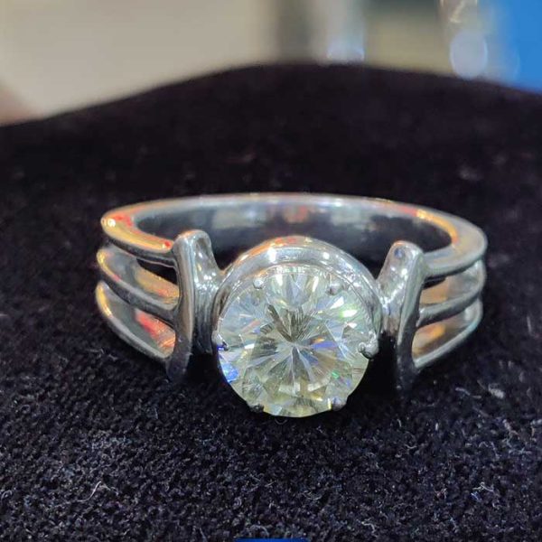 Solitaire Diamond Gents Ring Luxurious Design For Men