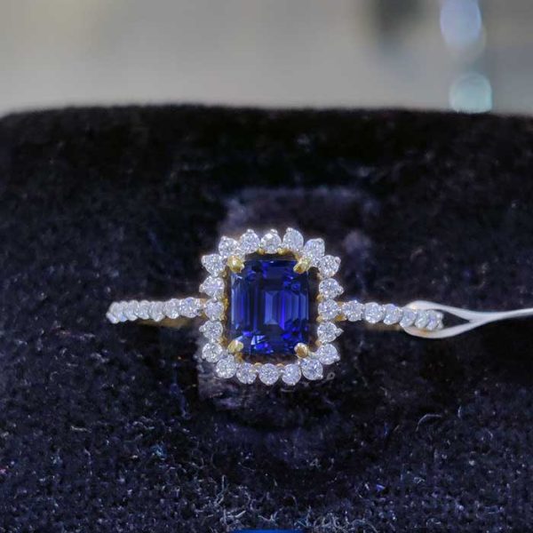 Diamond Emerald Color Stone Engagement Rings at Taj Diamond